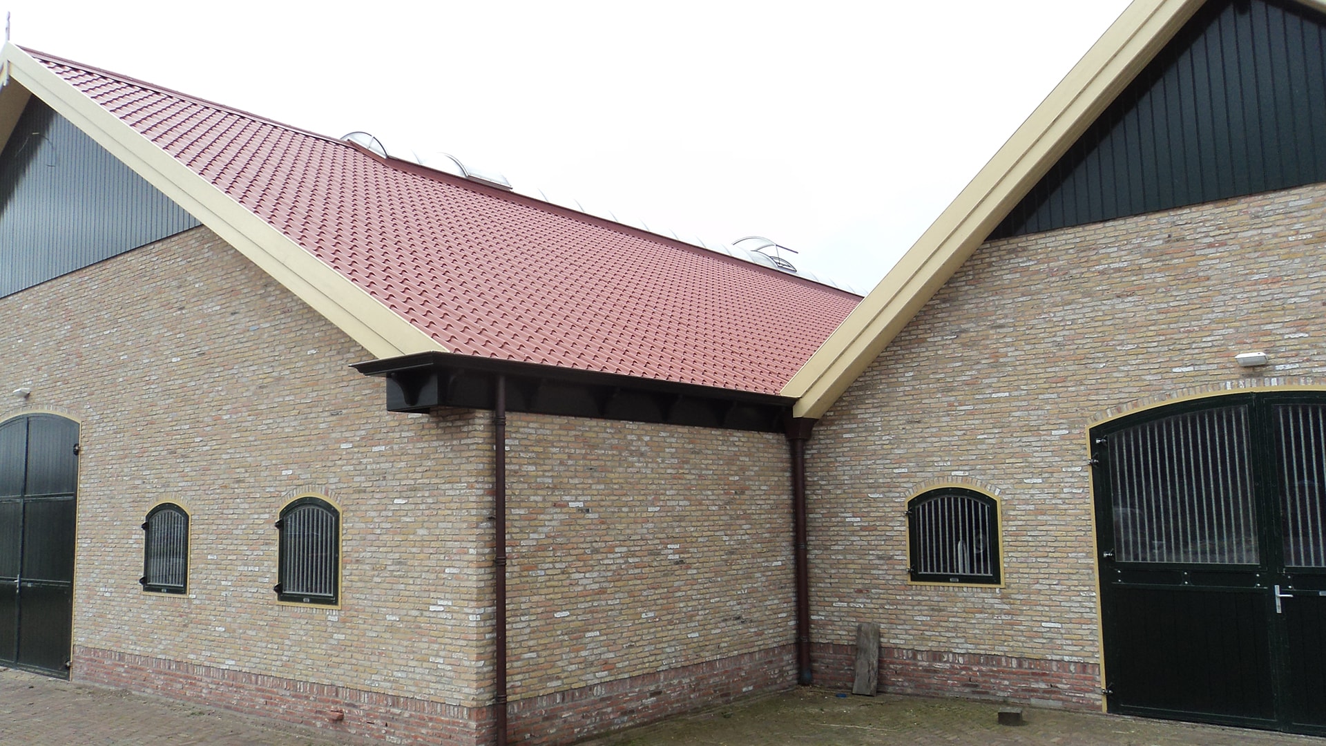 Dakpanplaten kopen? Stalen en geïsoleerde platen | Huisman Gemert